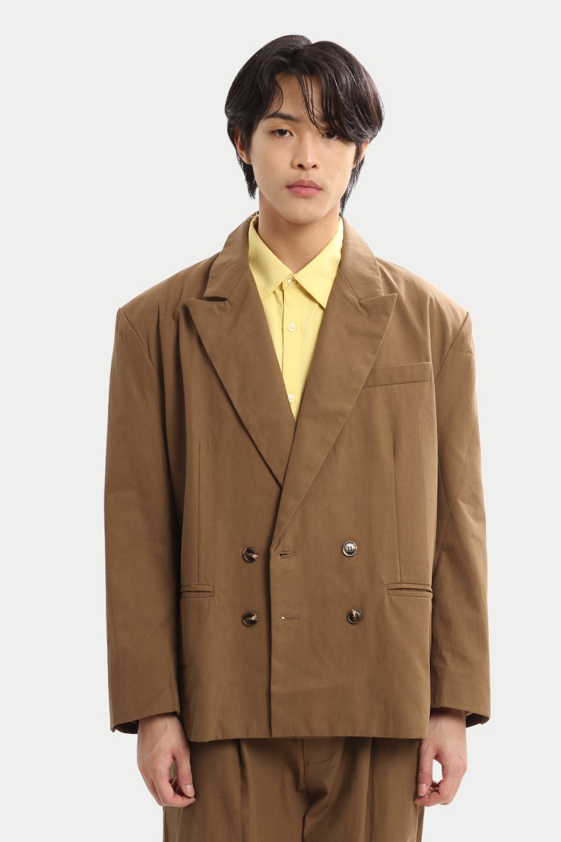 JOSS CROPPED DOUBLE-BREASTED BLAZER IN TAN